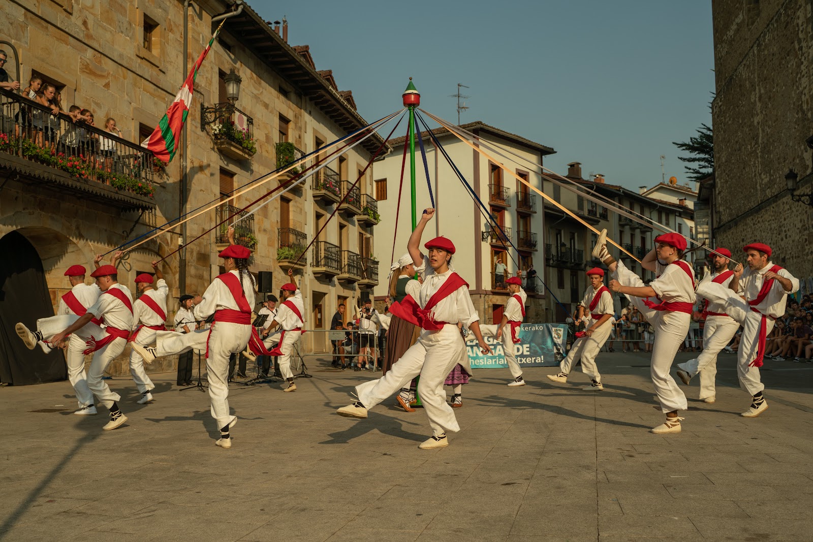 Basque Traditional Dances | BASQUE COUNTRY GUIDE